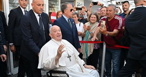 Watykan Papież Franciszek opuścił szpital Dalej żyję Wydarzenia w INTERIA PL