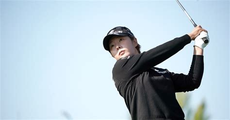 Ms포토 박지영 파란 하늘 배경으로 날리는 티샷