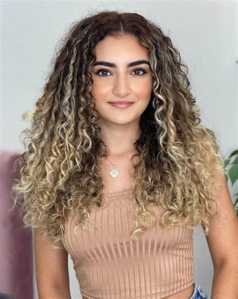 45 Curly Hairstyles That Are As Cute As Can Be (Photos) – Style Done Right