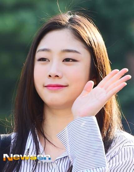 포토엔 러블리즈 서지수 손인사도 예쁘게 출근길패션 뉴스엔