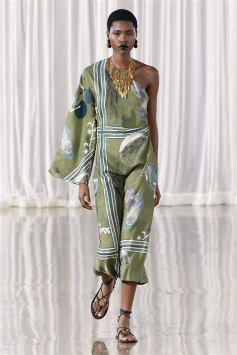 Zara agotará estos 10 vestidos de lino que disimulan barriga holgados