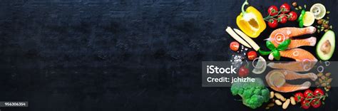 생된 연어 필렛 향기로운 나물 양파 아보카도 브로콜리 고추 종 어두운 배경 평면도에 야채와 생선 요리 재료입니다 배너 0명에 대한 스톡 사진 및 기타 이미지 Istock