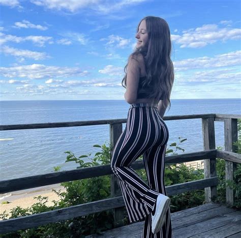 Perfect View🏖 R Girlsinflarepants