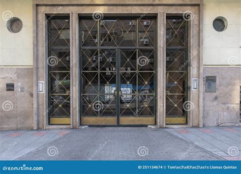 Fachada De Edificios Con Portal De Entrada Con Foto De Archivo Imagen De Futurista Industria
