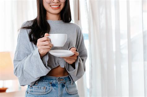 직장에서 커피 한 잔을 들고 일하는 동안 시간을 회복하는 여성 개념에 대한 스톡 사진 및 기타 이미지 개념 노트북 노트북 사용하기 Istock