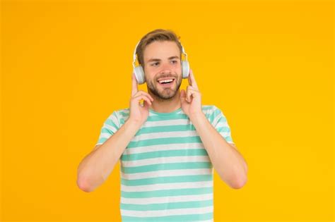 Escuchar las canciones favoritas no solo te hace más feliz y creativo sino incluso más