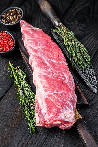 정육점 칼을 가진 원시 송아지 짧은 예비 갈비 고기 검은 색 나무 배경 위쪽 보기 소고기 바베큐에 대한 스톡 사진 및 기타