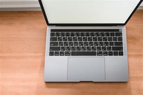 개념적 작업 공간 테이블에 빈 흰색 화면이있는 노트북 컴퓨터 흐린 배경 중국어 번체 알파벳 운영 체제에서 사용할 수 있습니다 0