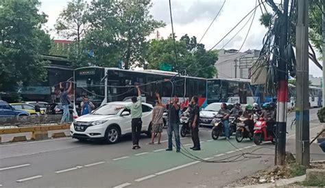 Kabel Menjutai Di Jalan Warung Buncit Arus Lalin Sempat Tersendat Okezone Megapolitan