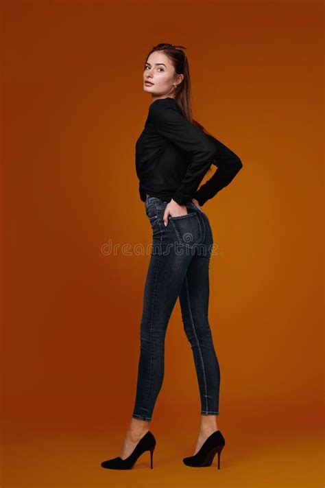 Mujer De Cuerpo Completo Con Camisa Negra Y Jeans Foto De Archivo Imagen De Anaranjado Modelo