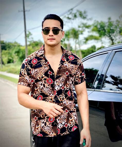 နာမည်ကြီးနေတဲ့ အိန္ဒိယသီချင်းလေးနဲ့ ပြန်လည်သရုပ်ဆောင်ကာ အမိုက်စားရိုက