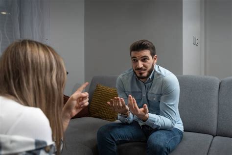 10 Dangerous Red Flags Of An Emotionally Abusive Relationship