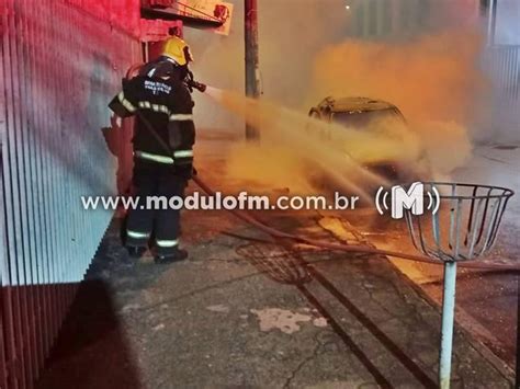 Carro pega fogo e fica destruído no centro de Patrocínio Módulo FM