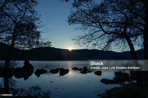 사나브리아 호수 자연 공원은 가을에 일몰에 산이 물에 반영 자모라 카스티야 Y 레온 스페인 Sanabria Lake에 대한 스톡