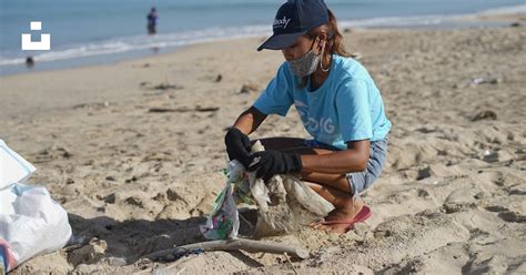 파란색 티셔츠와 검은 모자를 쓴 남자가 낮 동안 해변에 앉아 있다 사진 Unsplash의 무료 바닷가 이미지
