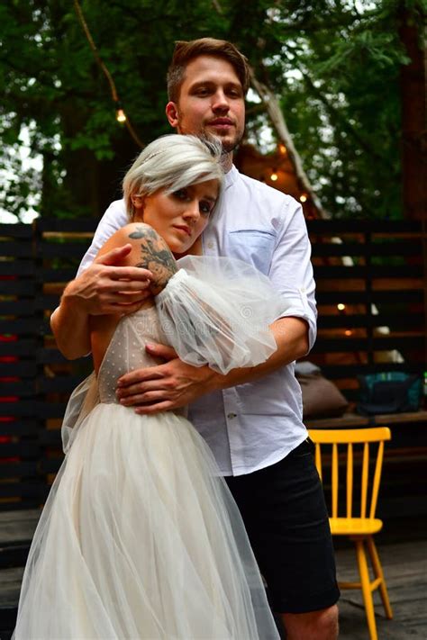 Feliz Matrimonio Joven Besándose Y Abrazándose Foto de archivo Imagen de descubierto romance