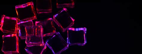 배너 얼음 큐브 검은 배경에 분홍색과 보라색 백라이트와 얼음 조각을 녹이는 비문 아래 오른쪽 빈 공간 매크로 수평 사진 각얼음에 대한 스톡 사진 및 기타 이미지 Istock