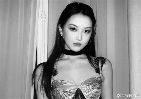 王菲18歲女兒轉大人！ 李嫣「煙燻妝＋低胸小洋裝」逆天辣照曝光 Ettoday星光雲 Ettoday新聞雲