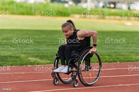 장애인 올림픽을 준비하는 동안 트랙에서 휠체어를 운전하는 장애를 가진 여성 건강관리와 의술에 대한 스톡 사진 및 기타 이미지 건강관리와 의술 건강한 생활방식 결심