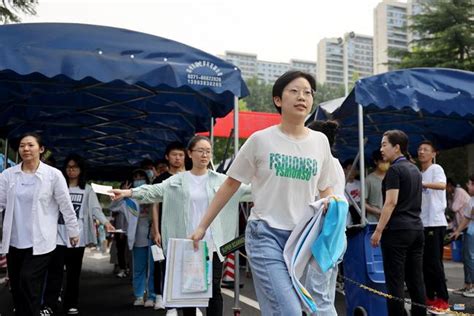 郑州送考老师身穿红衣为学生加油：高考必胜！ 郑州教育信息网