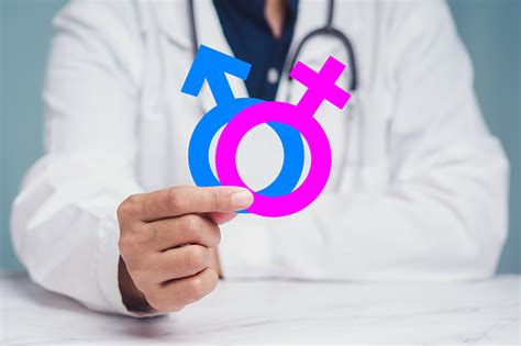 성별 상징 남성과 여성 표지판에 초점을 맞춘 의사 의료 및 평등 개념 개념에 대한 스톡 사진 및 기타 이미지 개념 건강 진단 건강관리와 의술 Istock