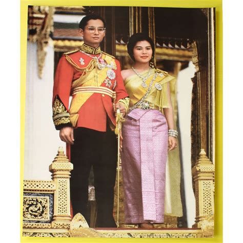 ภาพโปสเตอร์มงคล ในหลวง ราชินี ร 9 ขนาด 15×21นิ้ว 👉38 1×53 3เซนติเมตร