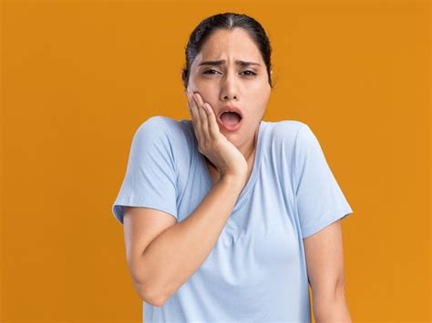 Schmerzendes Junges Brünettes Kaukasisches Mädchen Legt Hand Auf