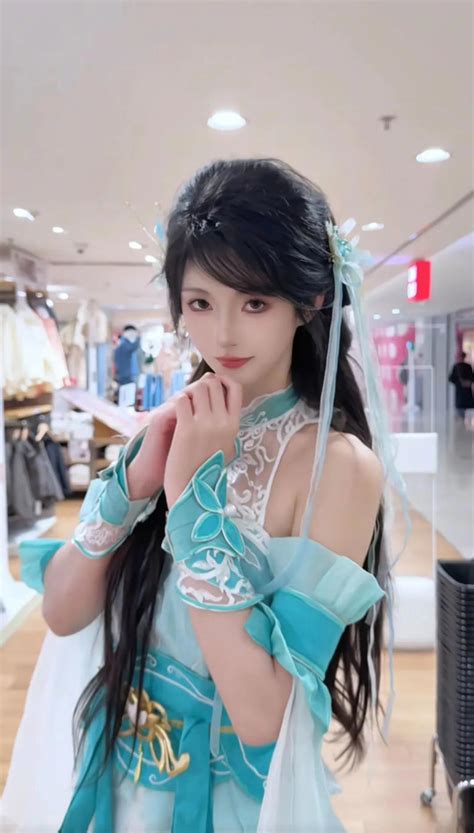 萧薰儿真人cos破圈点赞破百万，腿长一米八直追美杜莎封神