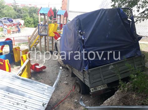 ГРУЗОВИК ПРОТАРАНИЛ ЗАБОР И ВЛЕТЕЛ НА ДЕТСКУЮ ПЛОЩАДКУ НА НОВОУЗЕНСКОЙ ...