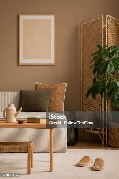 Komposisi Kreatif Interior Ruang Tamu Dengan Bingkai Poster Mock Up