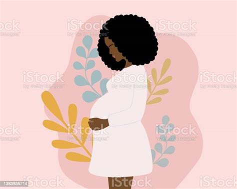 검은 곱슬 머리가 배꼽을 잡고있는 젊은 임신 한 아프리카 여성의 측면보기 임산부와 함께 임신과 모성 개념과 분홍색 배경에 잎