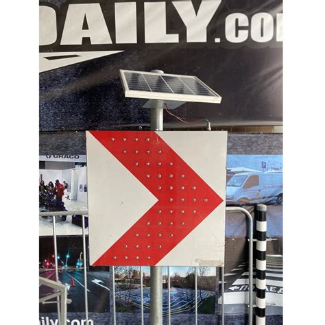 Табела с направляваща стрелка соларна C7 Пътна сигнализация Пътни знаци Производство