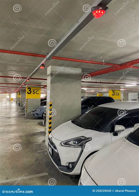 Sistema De Guía De Estacionamiento Inteligente Con Indicadores De