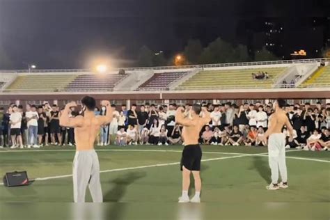 高校组织健身展演活动，体育生秀身材引发现场女生疯狂尖叫展演健身活动