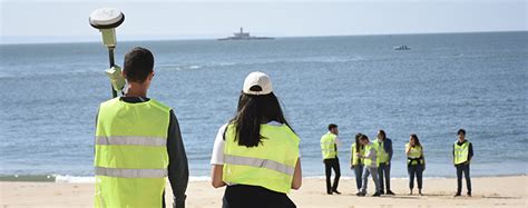 Alunos de Hidrografia fazem levantamento topo hidrográfico na Praia de Santo Amaro Faculdade