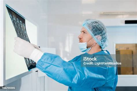 Pandangan Samping Dokter Dalam Topi Medis Dan Seragam Memegang Rontgen