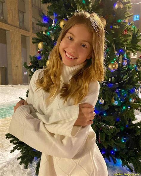Celebridades Femeninas Maria Kruchkova Belleza Incipiente La