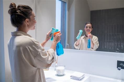 Limpiando El Baño Mujer Joven Con Pelo Moño Posición Cerca El