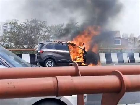 A Moving Car Caught Fire In Noida नोएडा में चलती हुई कार में लगी भीषण
