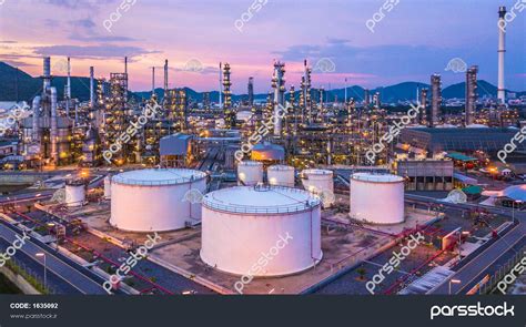پالایشگاه نفت از منطقه صنعتی پتروشیمی صنعتی نفت و گاز نمای هوایی مخزن