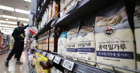밀가루 가격 1년 새 37％ 상승…먹거리 물가 비상