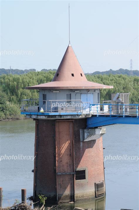江戸川に建つ金町浄水場の取水塔 写真素材 4674665 フォトライブラリー Photolibrary