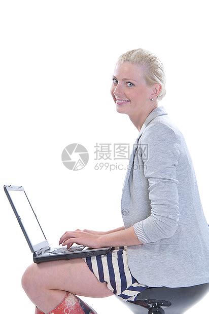 带着笔记本电脑的白人女子牙齿女性长发学生互联网通讯微笑乐趣全球白色高清图片下载 正版图片320341559 摄图网