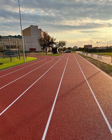 Покрытие из резиновой крошки Укладка спортивного резинового покрытия монтаж нанесение разметки