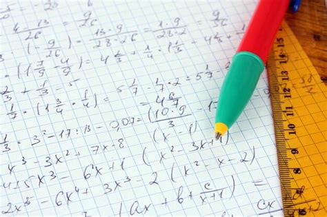 Matemáticas en primer plano de la página del cuaderno Foto Premium