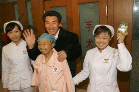 母慈子孝？85歲馬玉琴火出圈，兒子看到其價值，忙送孫子盡孝 每日頭條