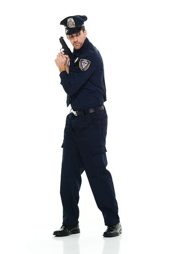 3039세 성인 잘생긴 남성 청년 경찰 보안 요원 착용 유니폼 넥타이 모자 배지 중대 자신감 집중력 무기 범죄 의 한 남자 전체 길이 정면 보기 30 34세에 대한 스톡