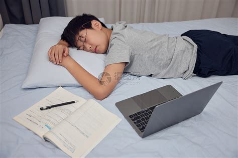 男孩熬夜做作业趴在床上睡觉高清图片下载 正版图片507721202 摄图网