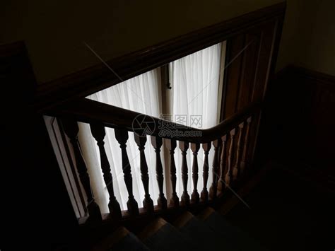在新英格兰的一栋旧宅邸里由楼梯飞翔穿过窗帘的自高清图片下载 正版图片504430178 摄图网