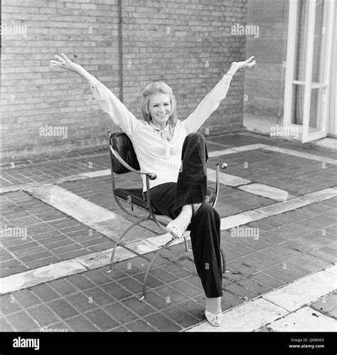 Angie Dickinson Actress Banque Dimages Noir Et Blanc Alamy
